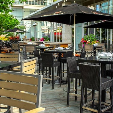Hunters Landing, Toronto, Restaurants